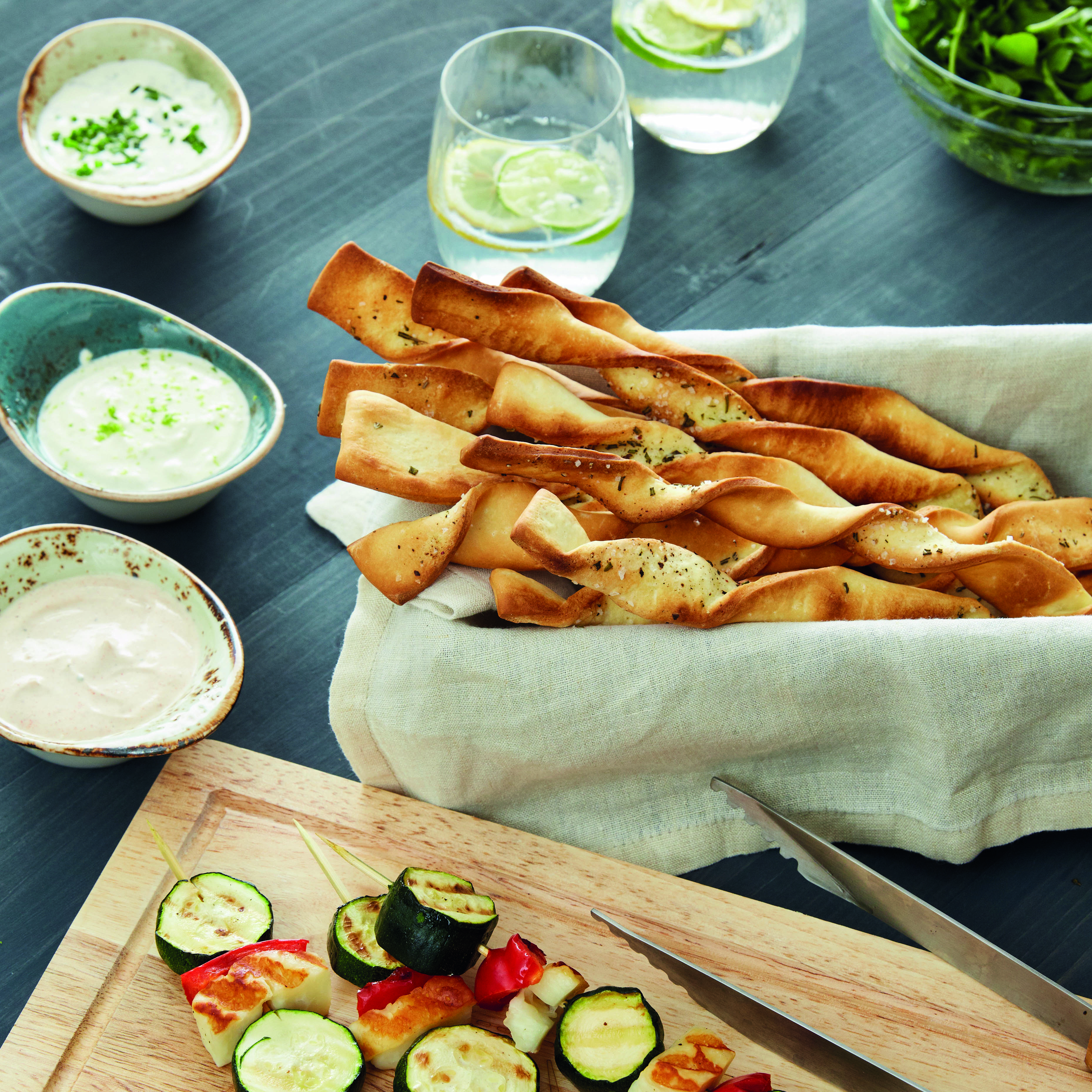 Recept: krokante pizzastengels met drie soorten dips