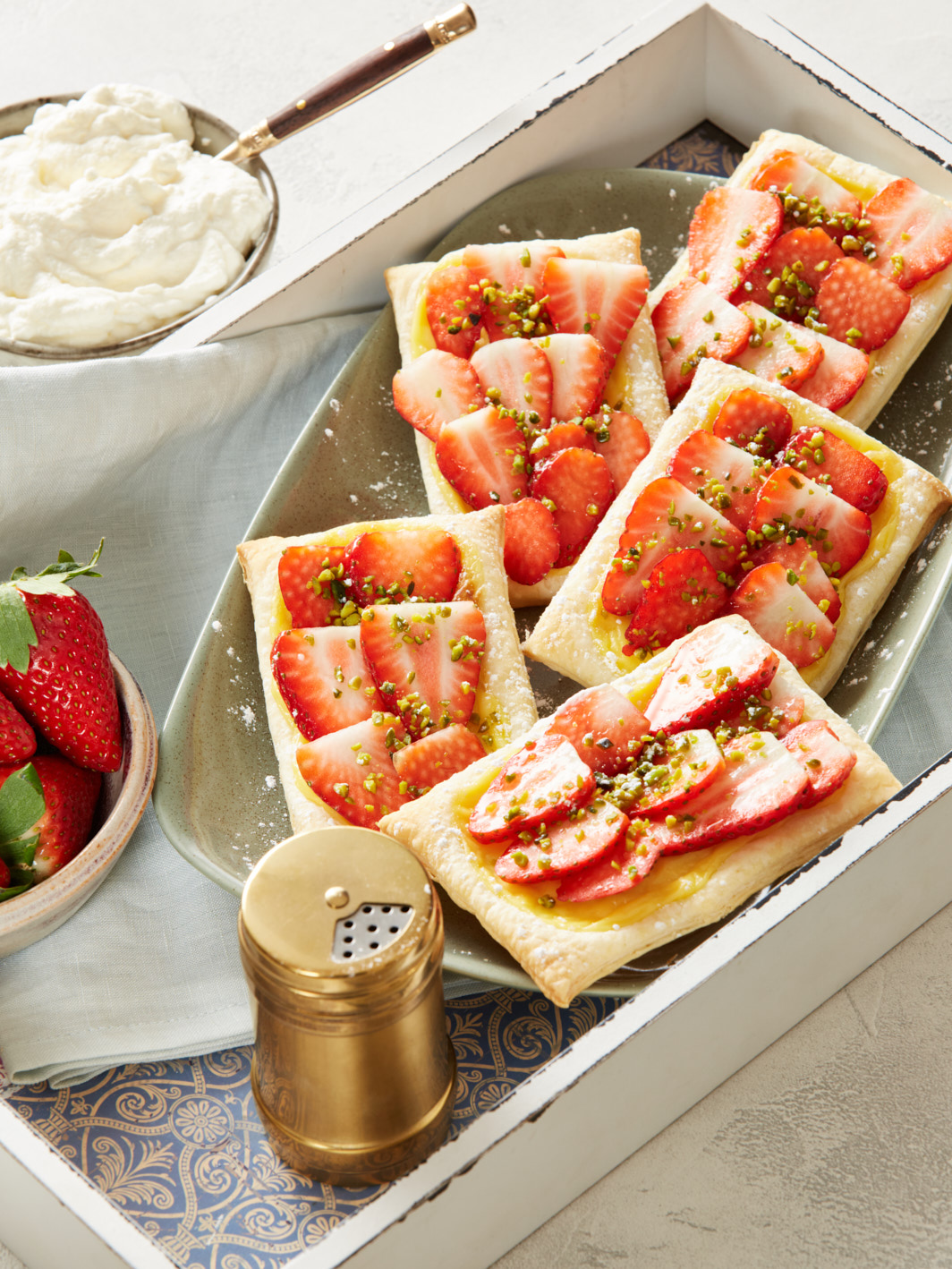 Aardbeien gebakjes met room - Tante Fanny vers Bladerdeeg